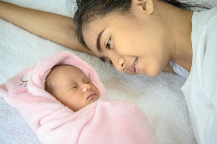 Menurut Mitos Jawa, Bayi Tidak Boleh Tidur di Tengah, Benarkah?